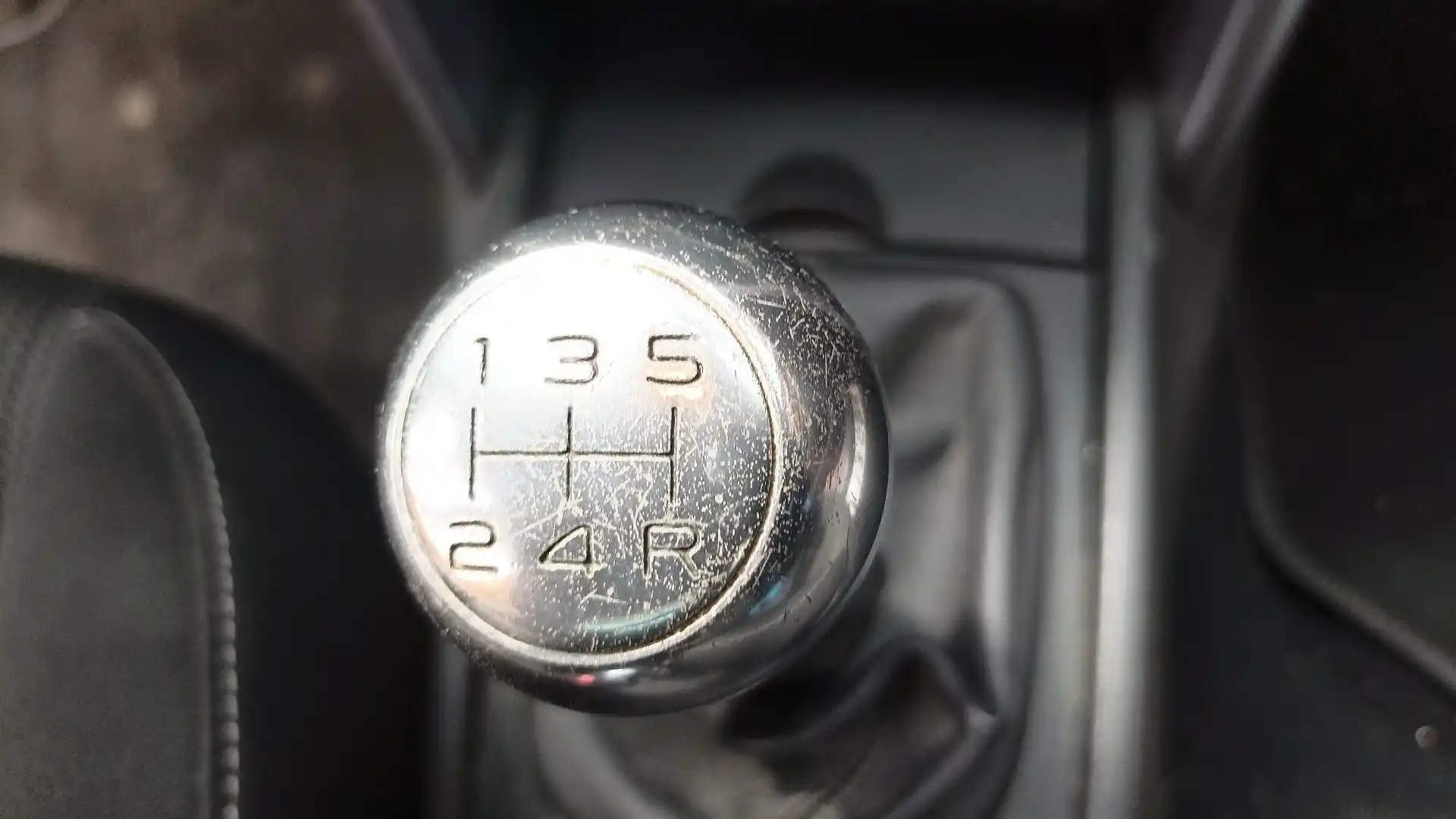 Pommeau de levier de peugeot 207 cc sport 2403cn 4511728