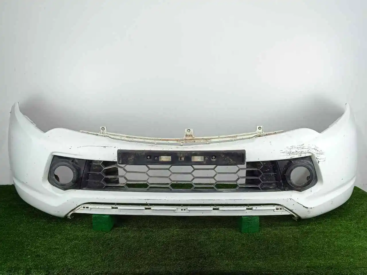 Front bumper mitsubishi l 200 2.4 di-d cat 6400f773 15-19 - blanco 617168